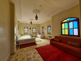 Suíte família, vista para a montanha | Individualmente decorados, individualmente mobiliados, escrivaninha