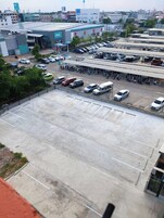 Estacionamento com vários andares e diversos carros estacionados.