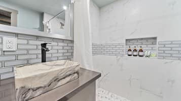 Suite Deluxe | Casa de banho | Toalhas fornecidas, sabão, champô