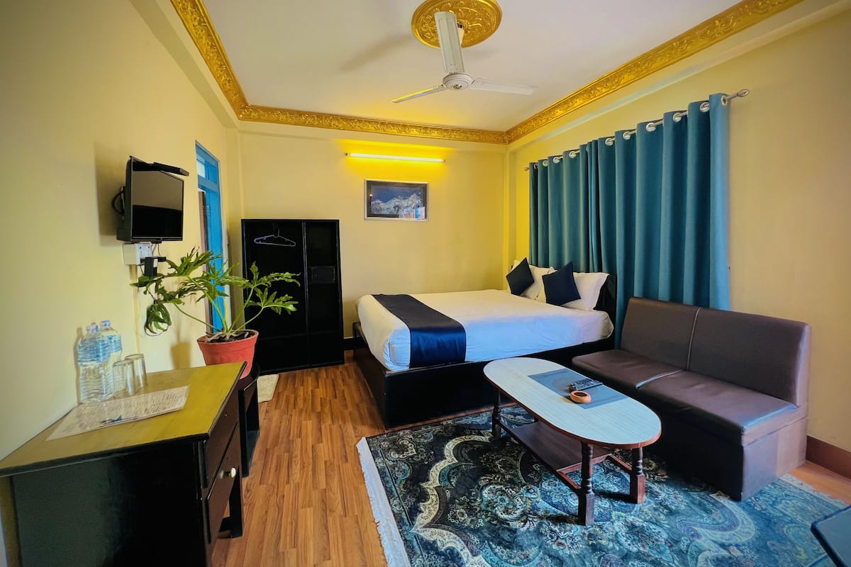 Quarto casal standard, 1 cama Queen, vista para a cidade | Escrivaninha, quartos à prova de som, Wi-Fi de cortesia, roupa de cama
