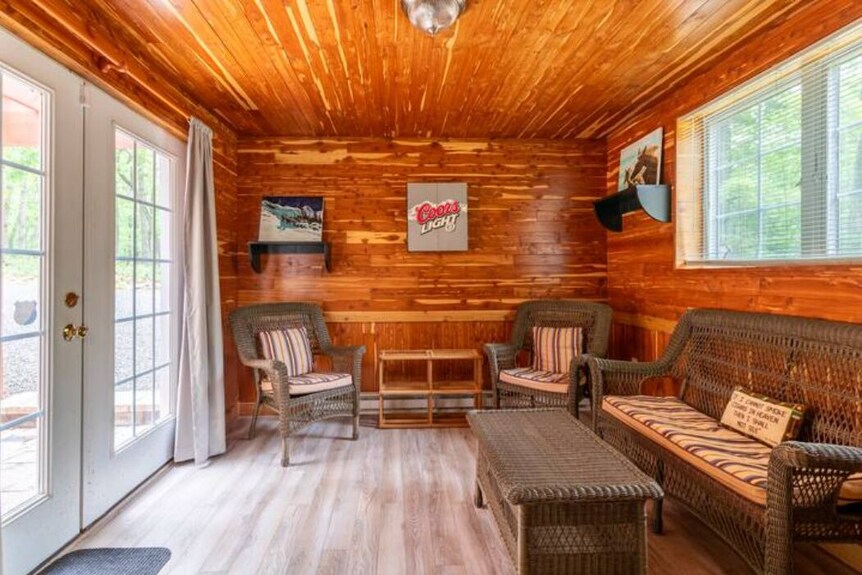 Winter Wonderland Chalet Warcades, Pool Table, Fire Pit, Lake, Pools & Ski Lifts - Beach Lake, PA