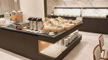 Café da manhã com buffet grátis todos os dias