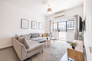 Apartamento urbano | Área de estar | TV LED 42 polegadas com canais digitais, TV, Netflix