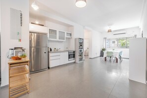 Apartamento Cidade | Cozinha privada | Minifrigorífico, um micro-ondas, uma placa de cozinha