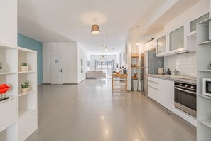 Apartamento Cidade | Sala de estar | Televisor LED de 42 polegadas com canais digitais, televisor