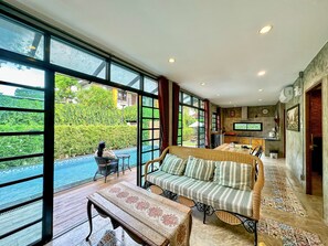 Villa, 3 quartos, piscina privativa | Sala de estar | TV de ecrã plano