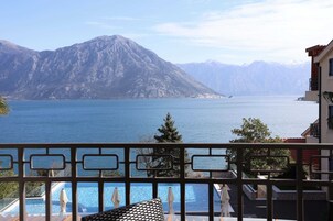 Deluxe One Bedroom Apartment with Balcony and Sea View (4 Adults) | Vista do quarto