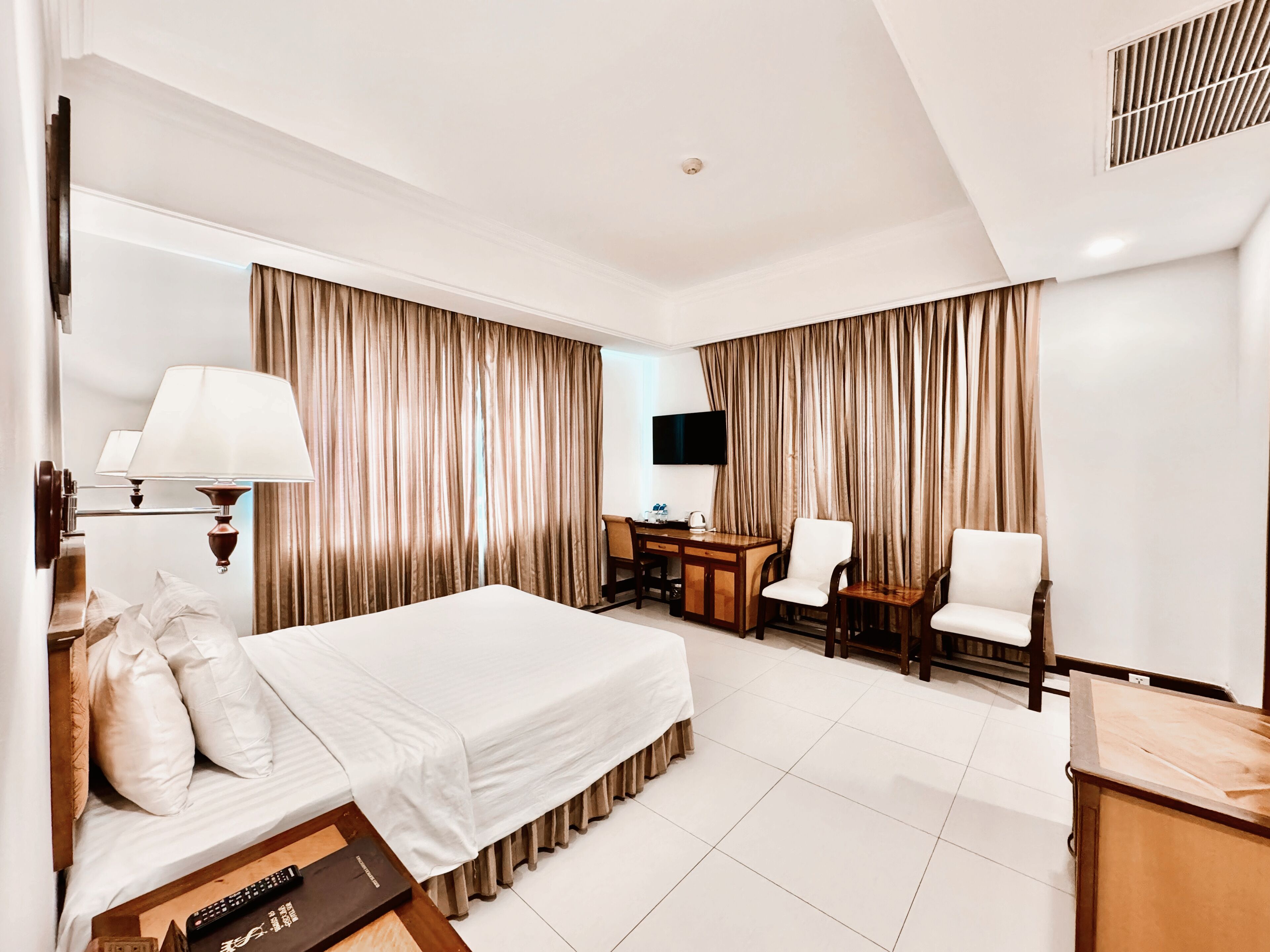 Quarto casal superior | Roupas de cama antialérgicas, frigobar, cofres nos quartos