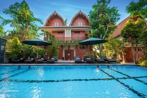 Piscina exterior, guarda-sóis 