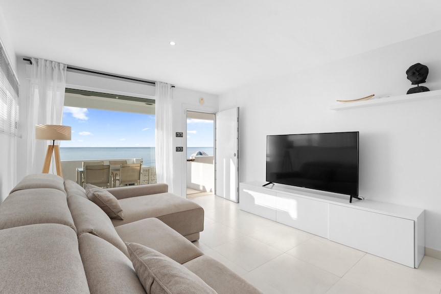 Vacation Home "Casa En La Orilla De La Playa" With Balcony, 2 Private Terraces & Wi-fi - Santa Pola