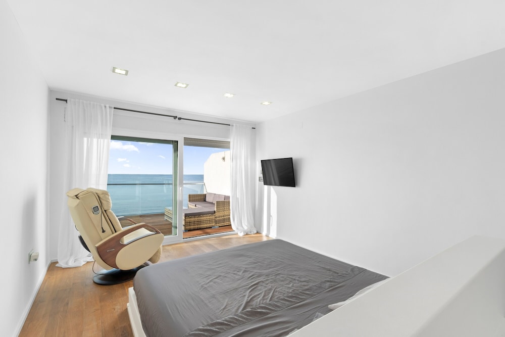 Vacation Home "Casa En La Orilla De La Playa" With Balcony, 2 Private Terraces & Wi-fi - Santa Pola