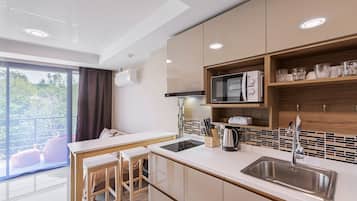 Apartamento | Cozinha privada | Um frigorífico/congelador grande, um micro-ondas, uma placa de cozinha
