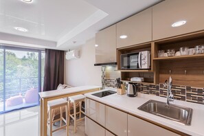Apartamento | Cozinha privada | Geladeira grande, micro-ondas, cooktop, cadeirão de bebê