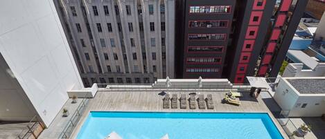 Piscina no piso superior