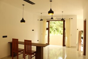 Vila standard, 2 quartos, vista para o jardim | Área de estar | TV LED 20 polegadas com canais a cabo, TV, lareira