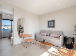 Quarto Triplo Deluxe, vista para o mar | Sala de estar | Smart TV de 24 polegadas com canais por cabo, televisor 