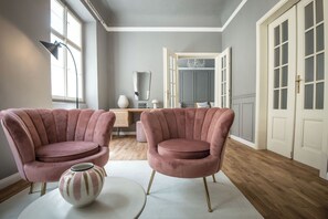 Suite Royal (2nd floor) | Minibar, com mobília individualizada, secretária 