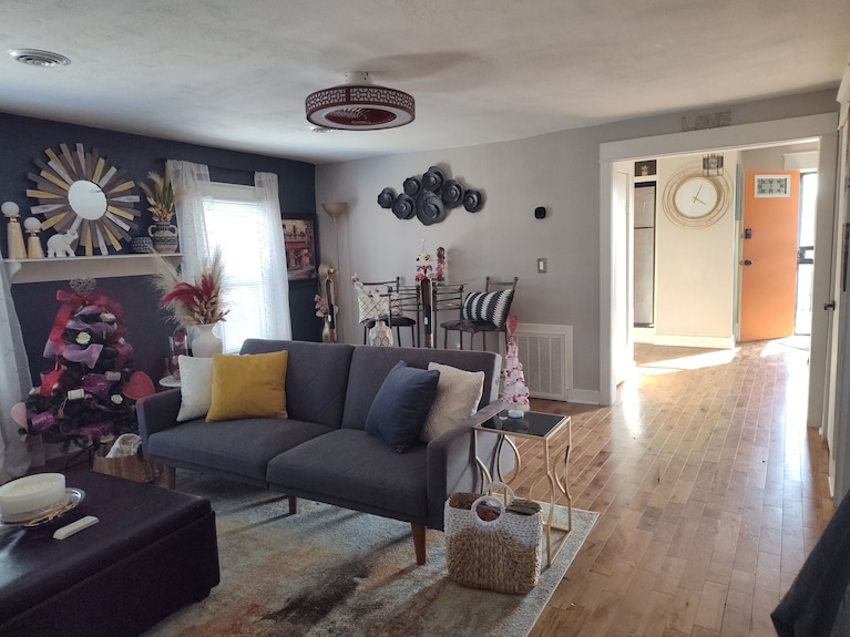 Newly Renovated Stylish 3rd Floor Apartment 5 Mins From Country Club Plaza - Kansas City