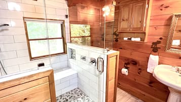 Cabine, 3 quartos | Casa de banho | Toalhas fornecidas