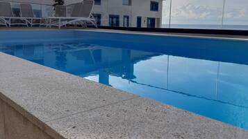 Piscina exterior, espreguiçadeiras