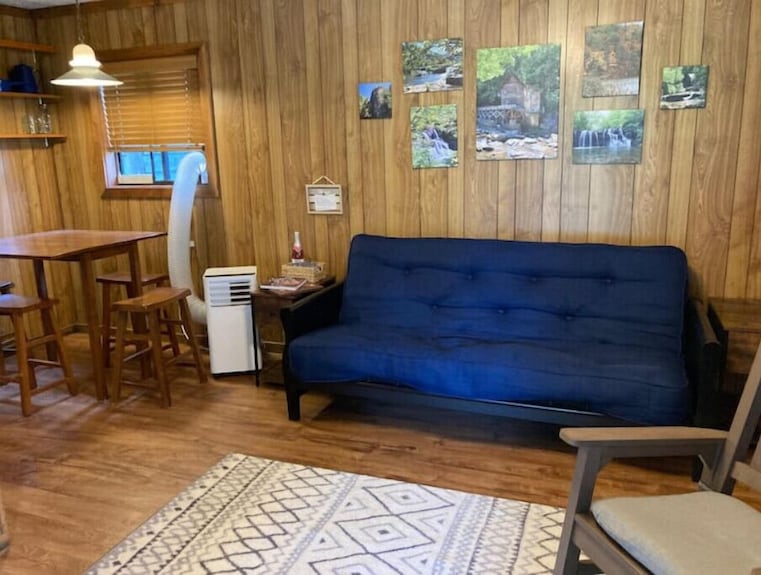 Cozy Creek Cabin: 1-bedroom Cabin Next To Pipestem Resort - Brush Creek Falls, Athens
