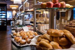 Café da manhã com buffet grátis todos os dias