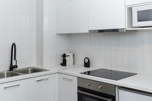 Apartamento Executivo | Cozinha privada | Minifrigorífico, um micro-ondas, um forno, uma placa de cozinha 