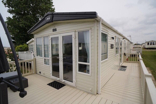 Caravan - Sleeps 6 - Pets Ok - Decking - Parking - Norfolk