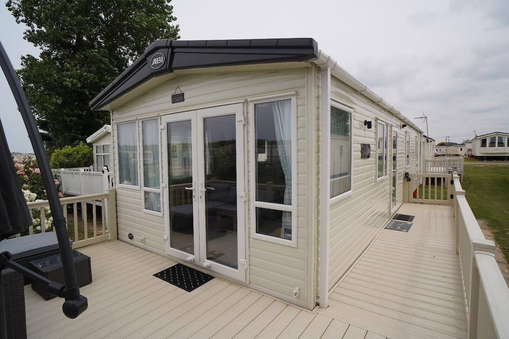 Stunning River View 2 Bedroom Caravan With Decking - Norfolk