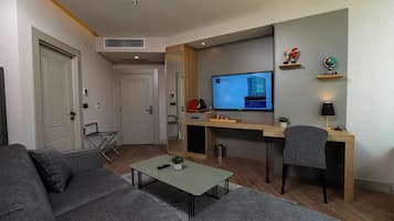 Suite Empresarial | Sala de estar | Televisor LED de 155 de cm com canais via satélite, televisor, Netflix
