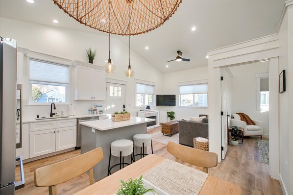 Casa, 1 cama queen-size e sofá-cama, lareira, vista para o jardim (Rossi - #1413) | Cozinha privada | Um frigorífico, um micro-ondas, um forno, uma placa de cozinha