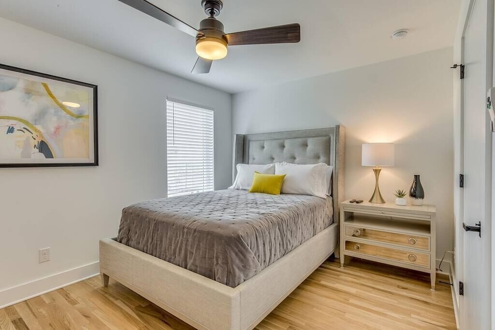 Stunner on Delaware/City Views/2 Rftop Decks - Nashville | Vrbo