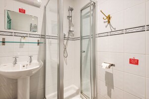 Quarto superior | Banheiro | Chuveiro, secador de cabelo (mediante solicitação), toalhas de banho 