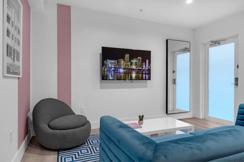 Rosy Suite With Pool ! Parking Passes Available - Miami Beach, FL