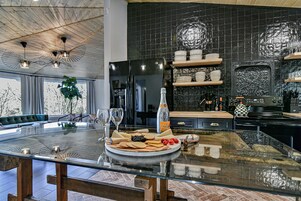 Casa Deluxe | Cozinha privada | Uma cafeteira/bule 