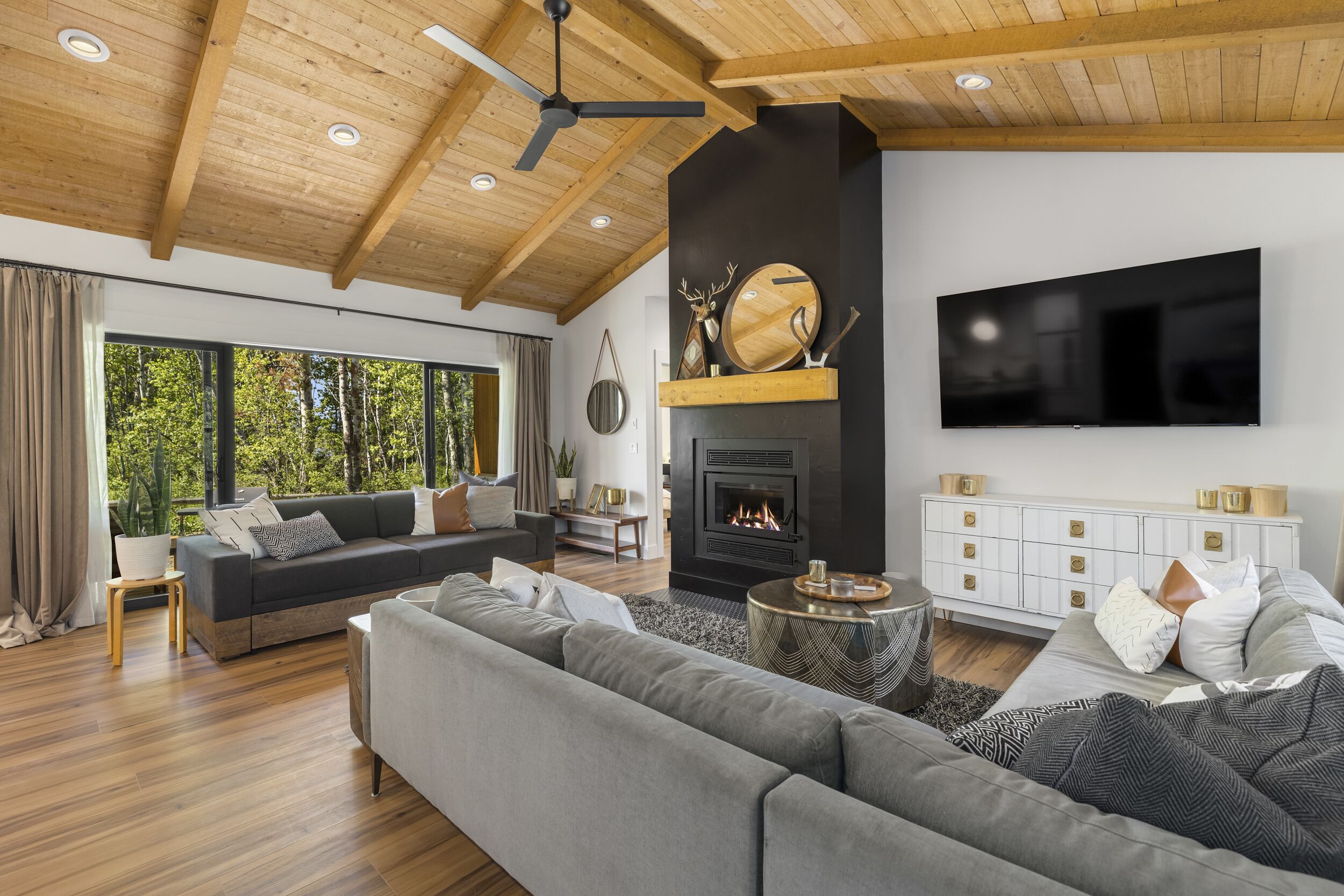 Modern Mtn Retreat: Lakefront, Direct Beach Access & Hot Tub By Tamarack Resort - Donnelly, ID