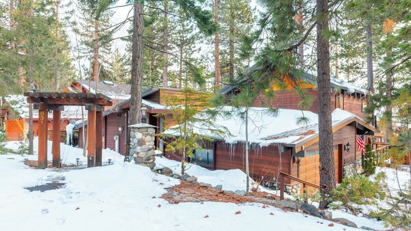 Luxury Incline Village Cabin W/ Lake Views, Game Room, Firepit & Beach Access - Incline Village, NV
