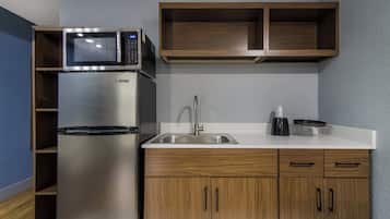 Geladeira grande, micro-ondas, cooktop, freezer