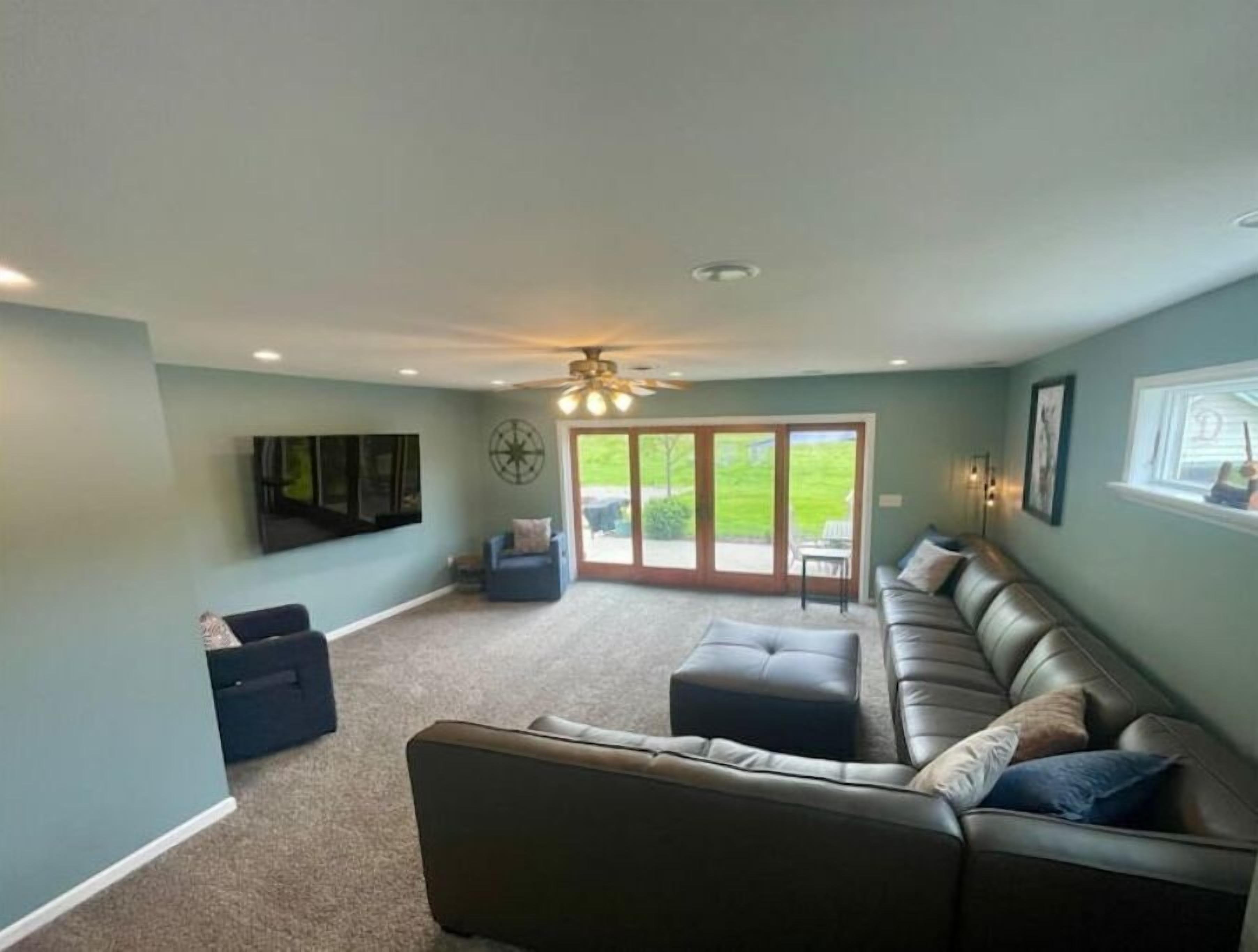 Saratoga Lake W/dock, Hottub, Gameroom &Firepit - Saratoga Springs, NY
