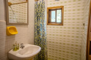 Quarto Duplo | Casa de banho | Um polibã, um chuveiro fixo, toalhas fornecidas 