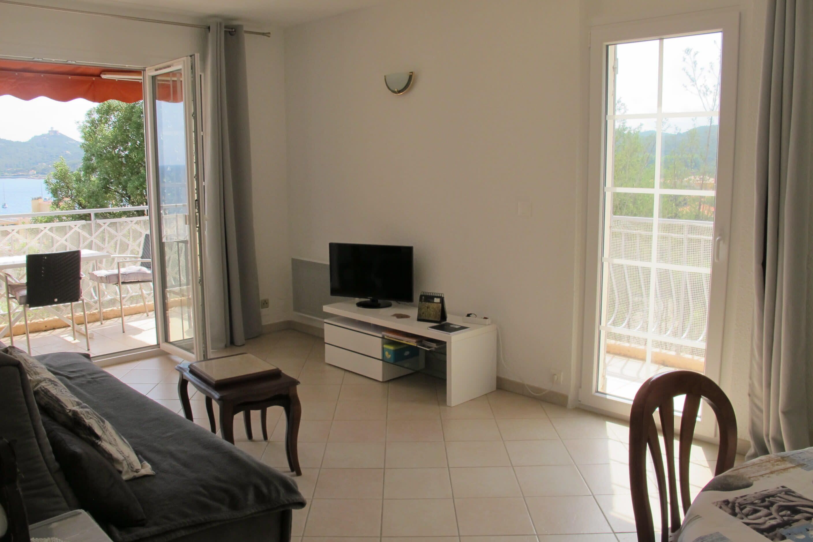 Très Bel Appartement 2 Pièces Proche De La Mer Et Des Commerces - Cap Estérel