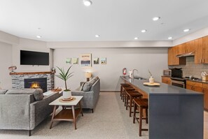 Apartamento Clássico | Sala de estar | TV de ecrã plano 