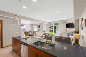 Apartamento clássico | Cozinha privada | Geladeira, micro-ondas, fogão, lava-louças