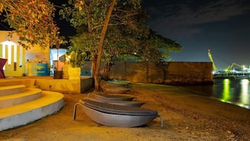 Uma praia privada, bares na praia