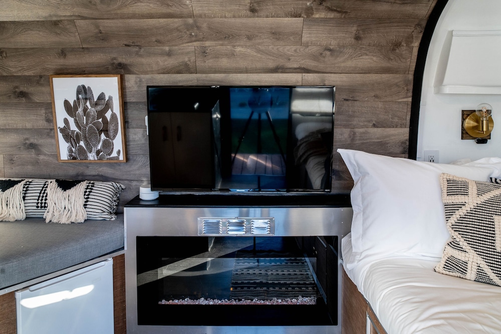 Chic & Modern Airstream + Soaking Tub - Joshua Tree National Park
