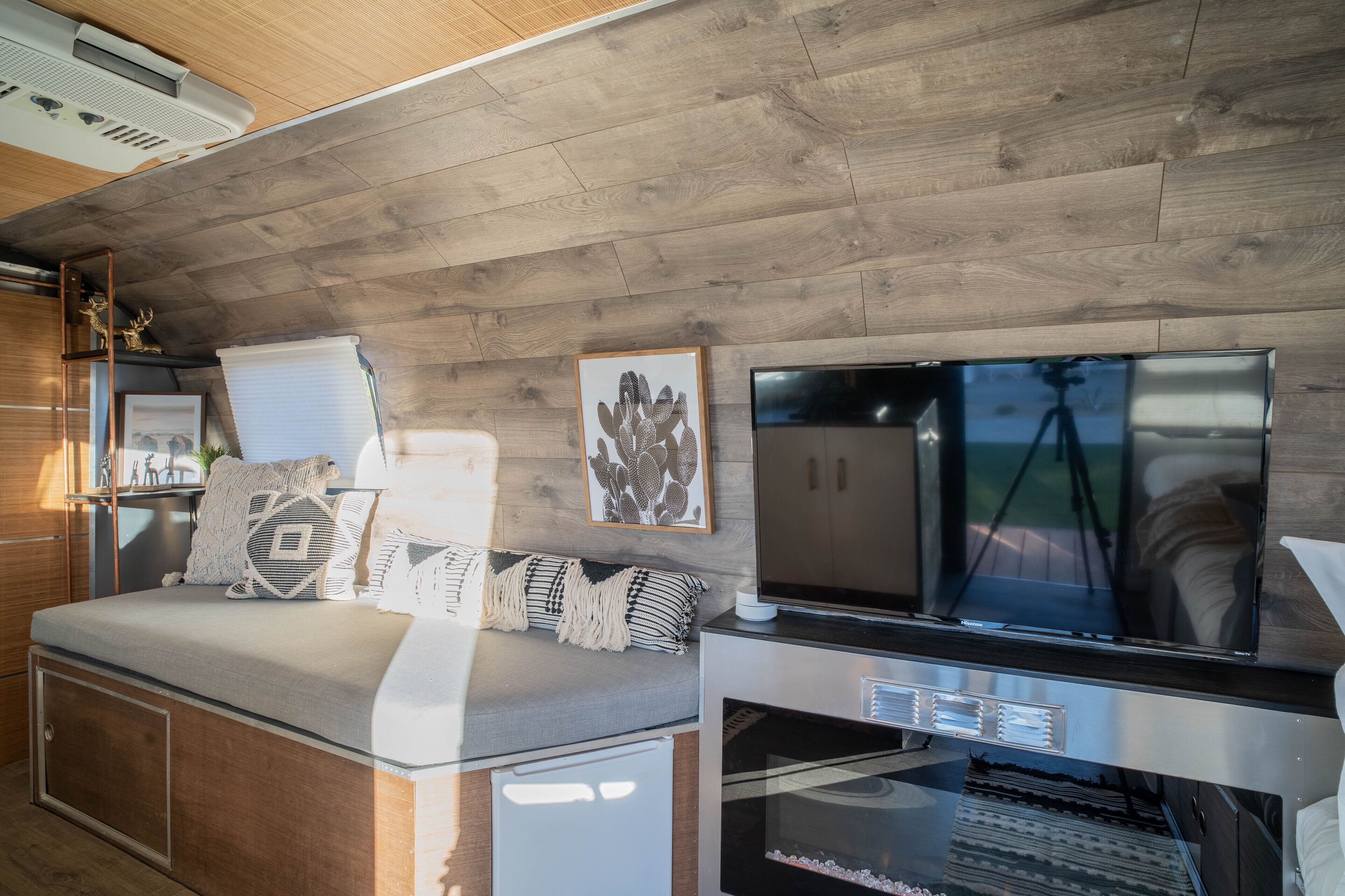 Chic & Modern Airstream + Soaking Tub - Desert Hot Springs, CA