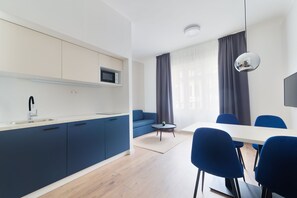 Um frigorífico, um micro-ondas, utensílios de cozinha