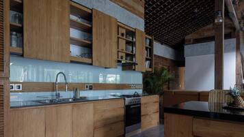 Um frigorífico, um micro-ondas, um forno, uma placa de cozinha