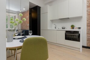 Um micro-ondas, utensílios de cozinha 