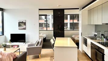 Apartamento Premier | Sala de estar | Televisor LED de 42 polegadas com canais por cabo, televisor